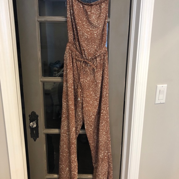 kris & alli | Pants & Jumpsuits | Jumpsuit In A Beige And White Pattern ...